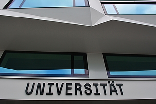 Die Wirtschaftswissenschaftliche Fakultät ist startklar - University of ...